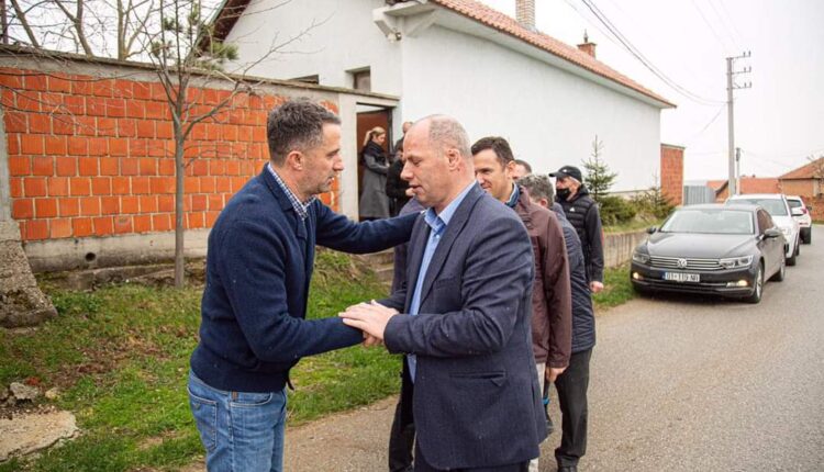 Lladrovci me zyrtarët e PDK-së vizituan Nexhat e Fadil Demakun ...