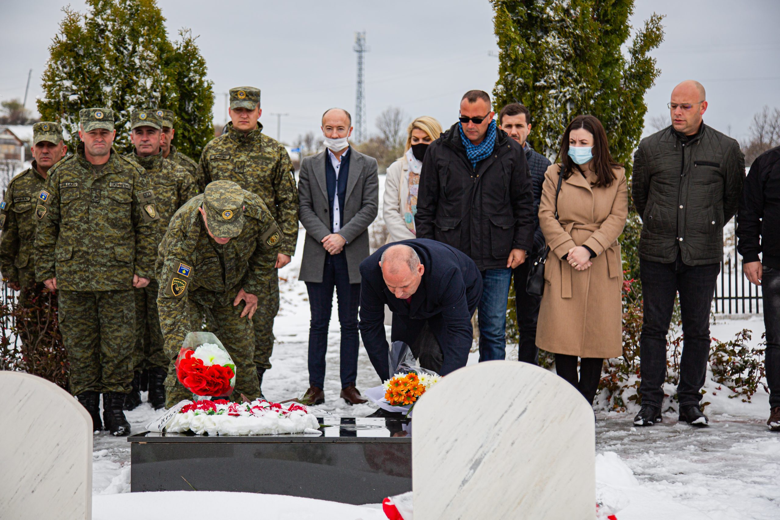 Përkujtohen dëshmorët Xhevat e Bedri Demaku dhe Imer Shala - Drenasi.info