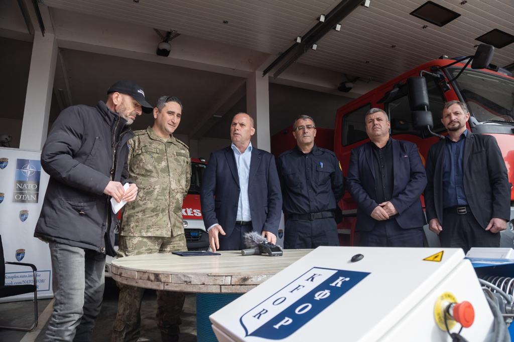 Zjarrfikësit e Drenasit pranojnë donacion nga KFOR-i, Lladrovci ...