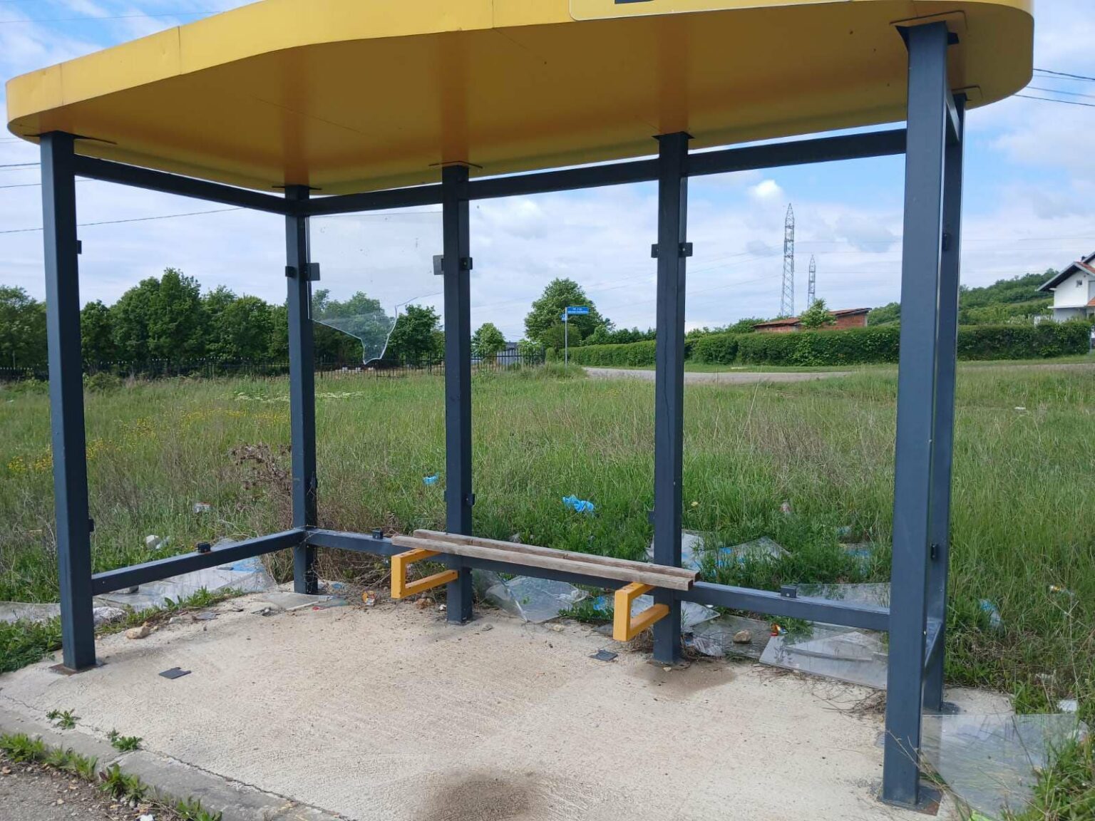 Komuna e Drenasit dënon dëmtimin e stacioneve të autobusëve - Drenasi.info